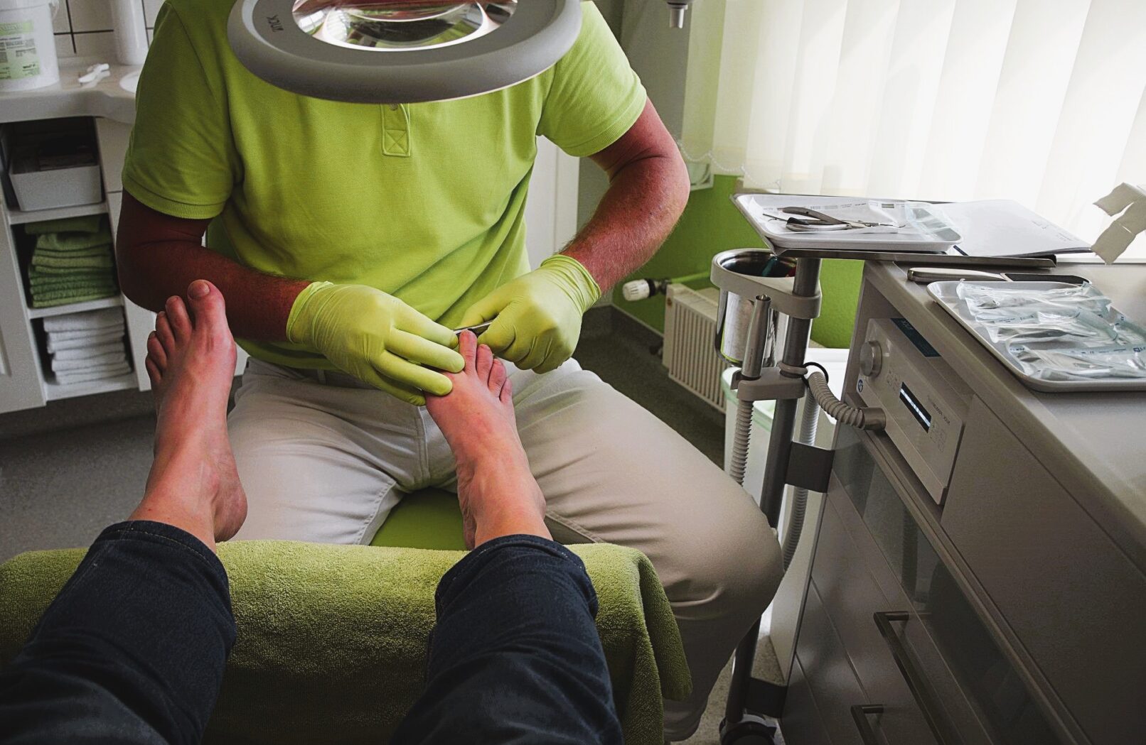 Pie reumático y tratamiento podológico. - Clínica Fuensalud